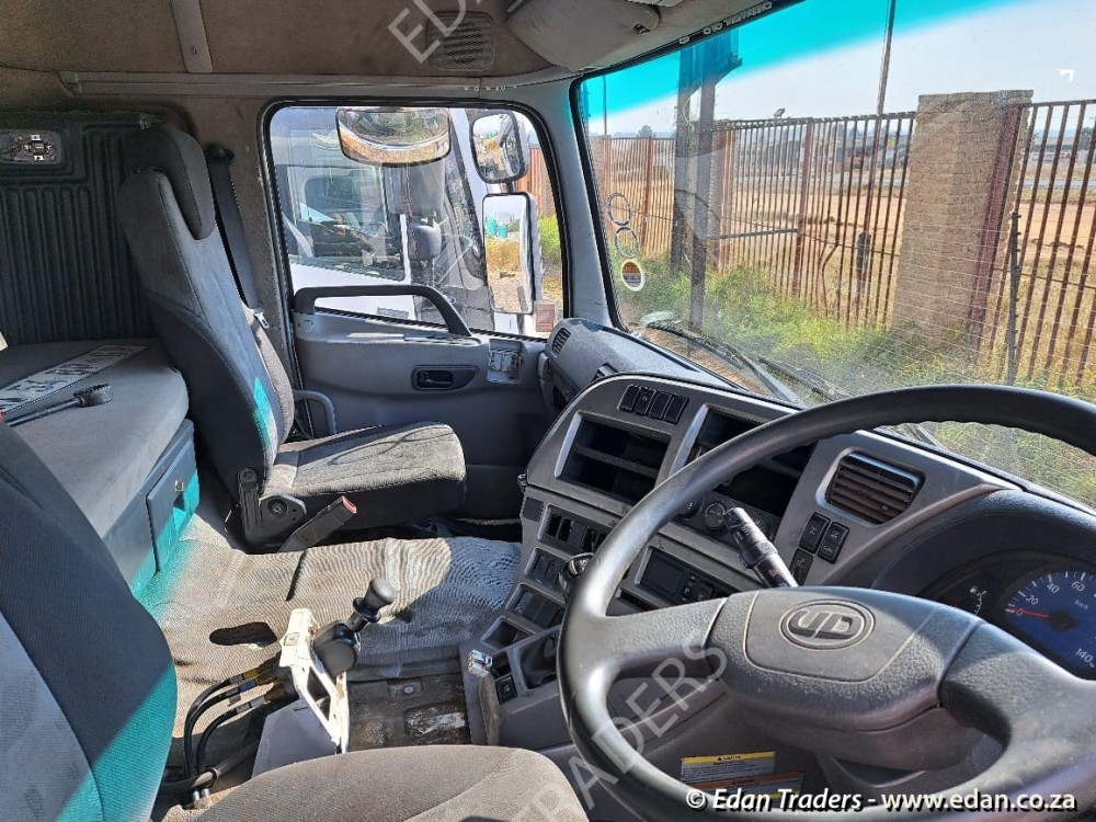 2015 UD GW 26-450 18000Ltr water tanker